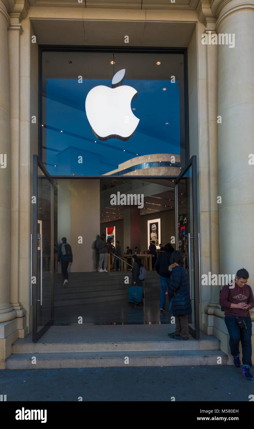 Barcelona, Spain, February 2018: Apple store front Stock Photo - Alamy