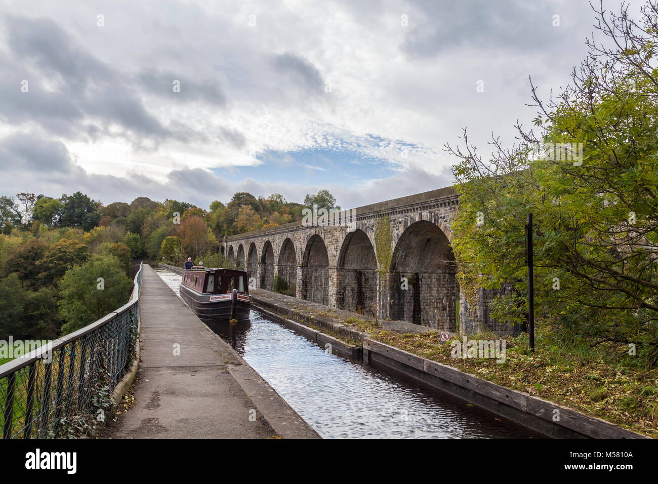 A narrow boat crosses from England into Wales across the Chirk Aqueduct ...