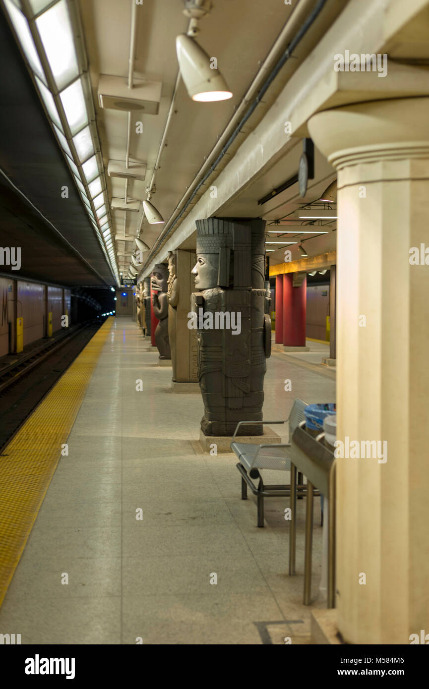 Museum subway station in Toronto Stock Photo - Alamy