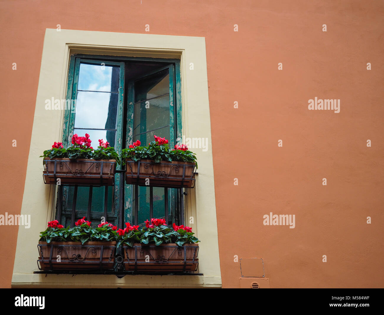 Italian window boxes hi-res stock photography and images - Alamy