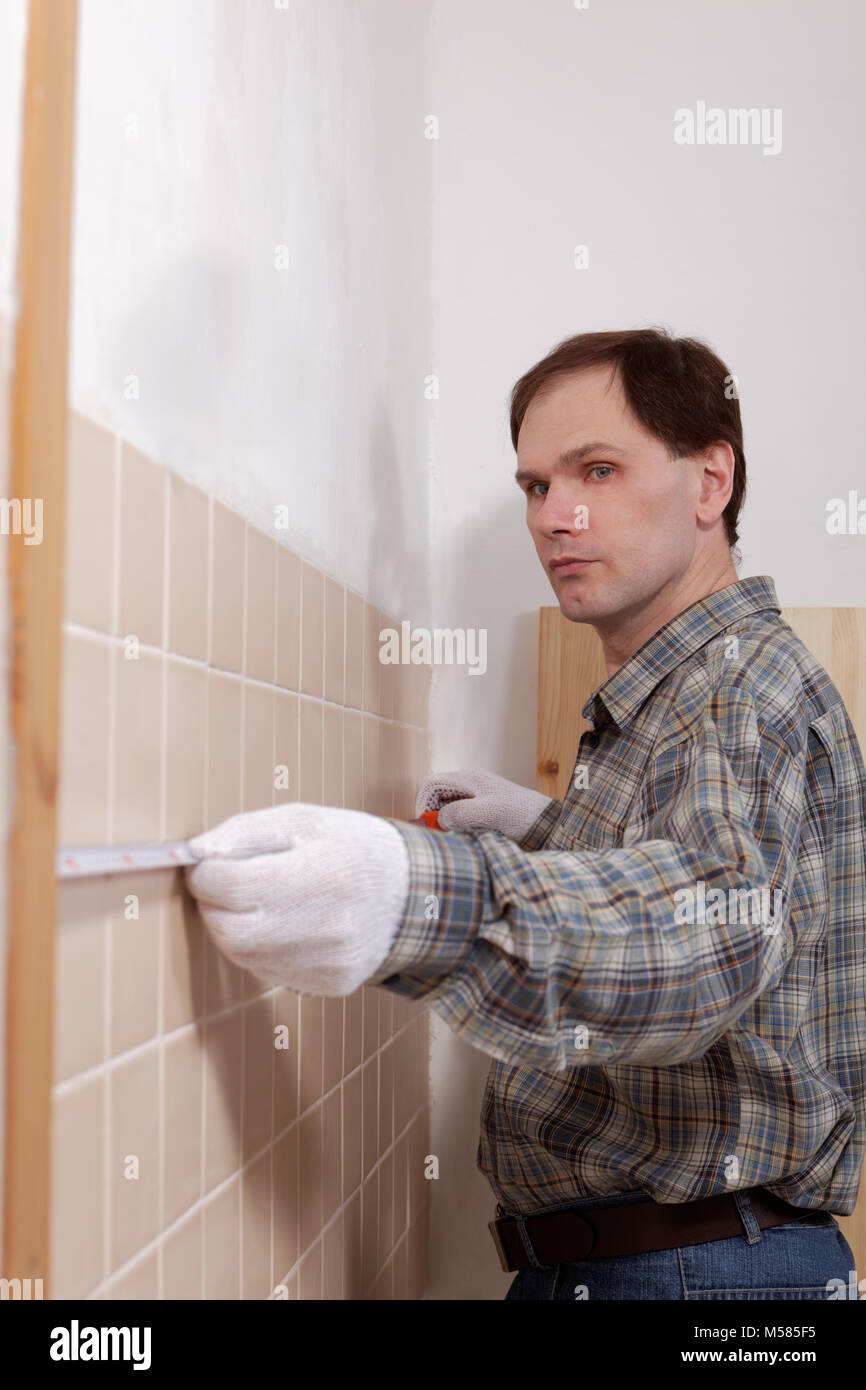 Contractor measuring a kitchen with tape measure Stock Photo - Alamy