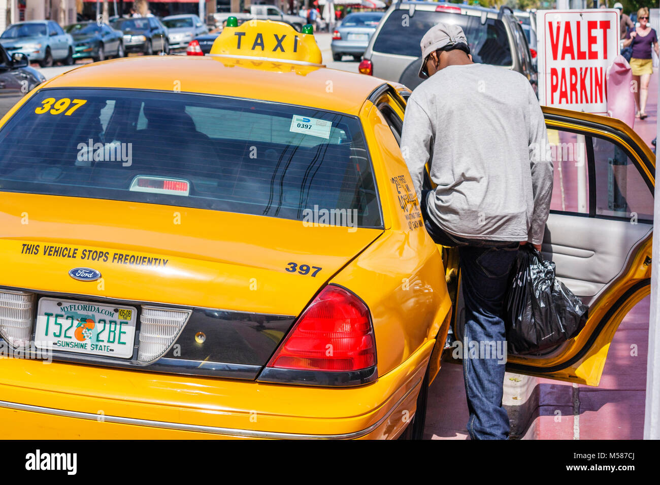 Man enters taxi cab hi-res stock photography and images - Alamy