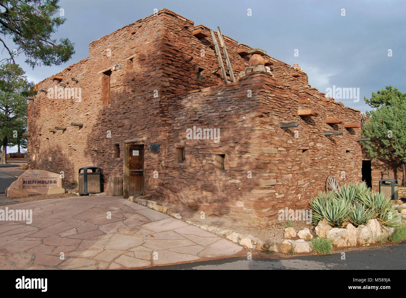 Grand Canyon Hopi House . Grand Canyon National Park's Hopi House (1905 ...