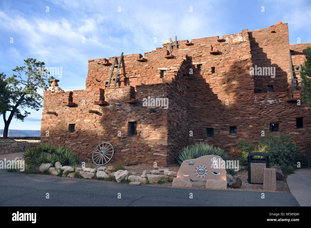 Grand Canyon Hopi House . Grand Canyon National Park's Hopi House (1905 ...