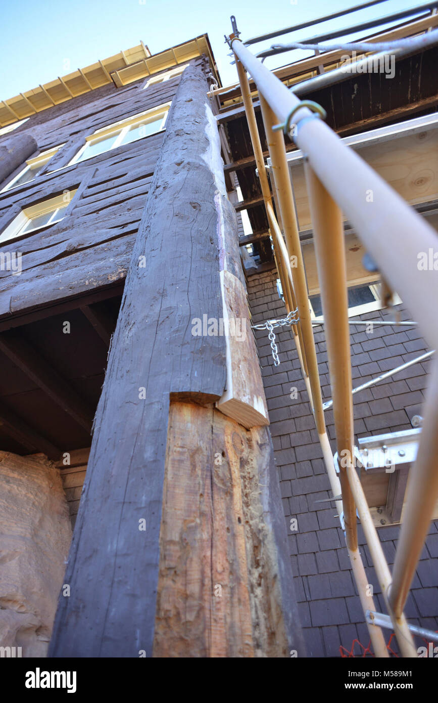 Porch columns hi-res stock photography and images - Alamy