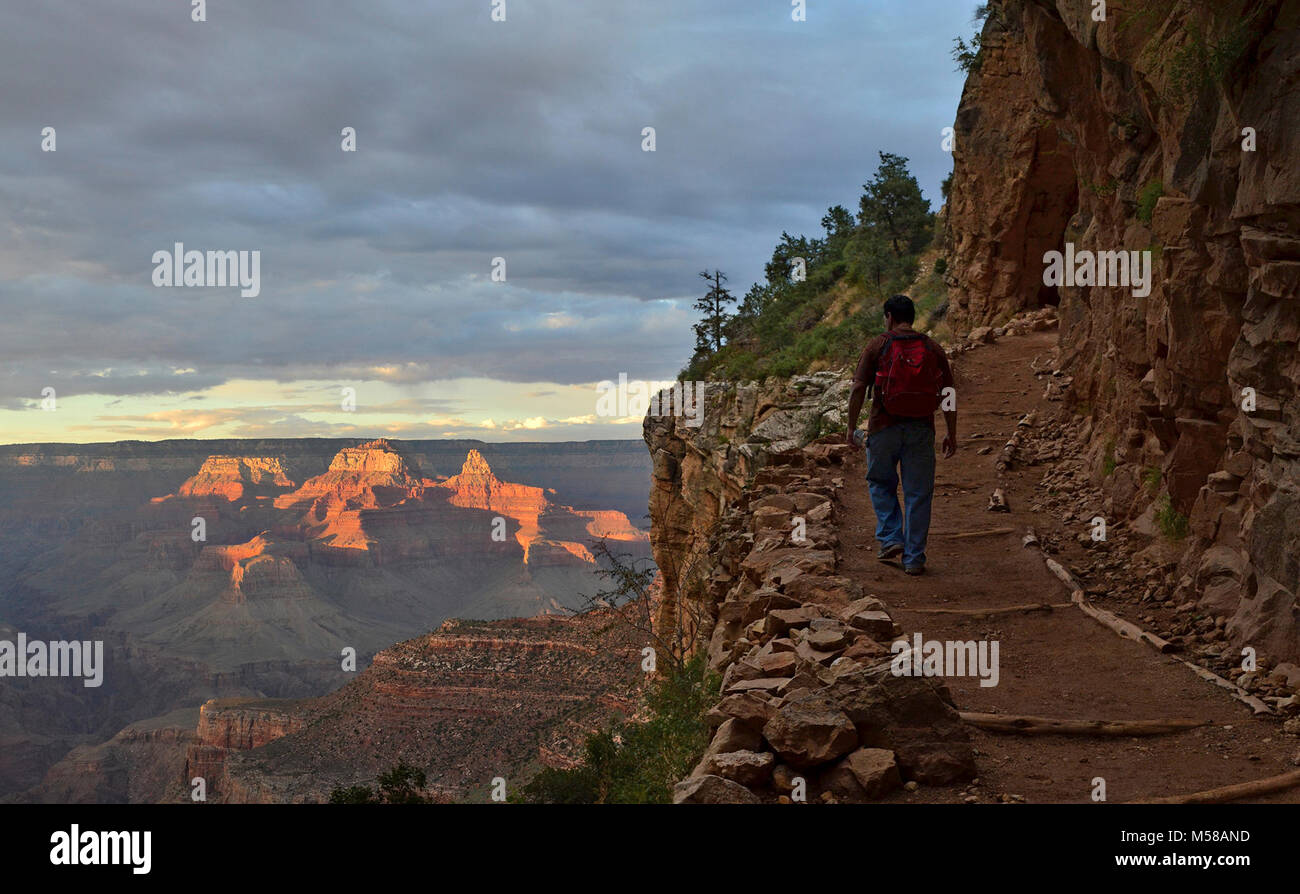 Grand Canyon National Park Bright Angel Trail Sunset . The final rays ...