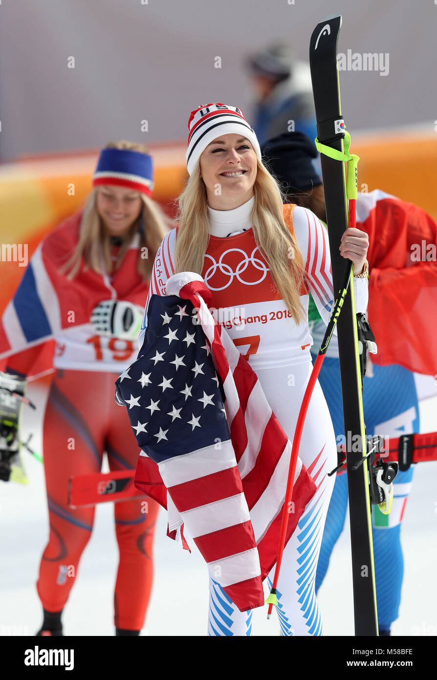 USA's Lindsey Vonn waves the crowd after finishing third in the Womens ...
