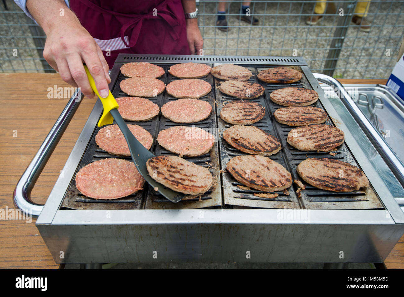 Flipping hamburgers hi-res stock photography and images - Alamy
