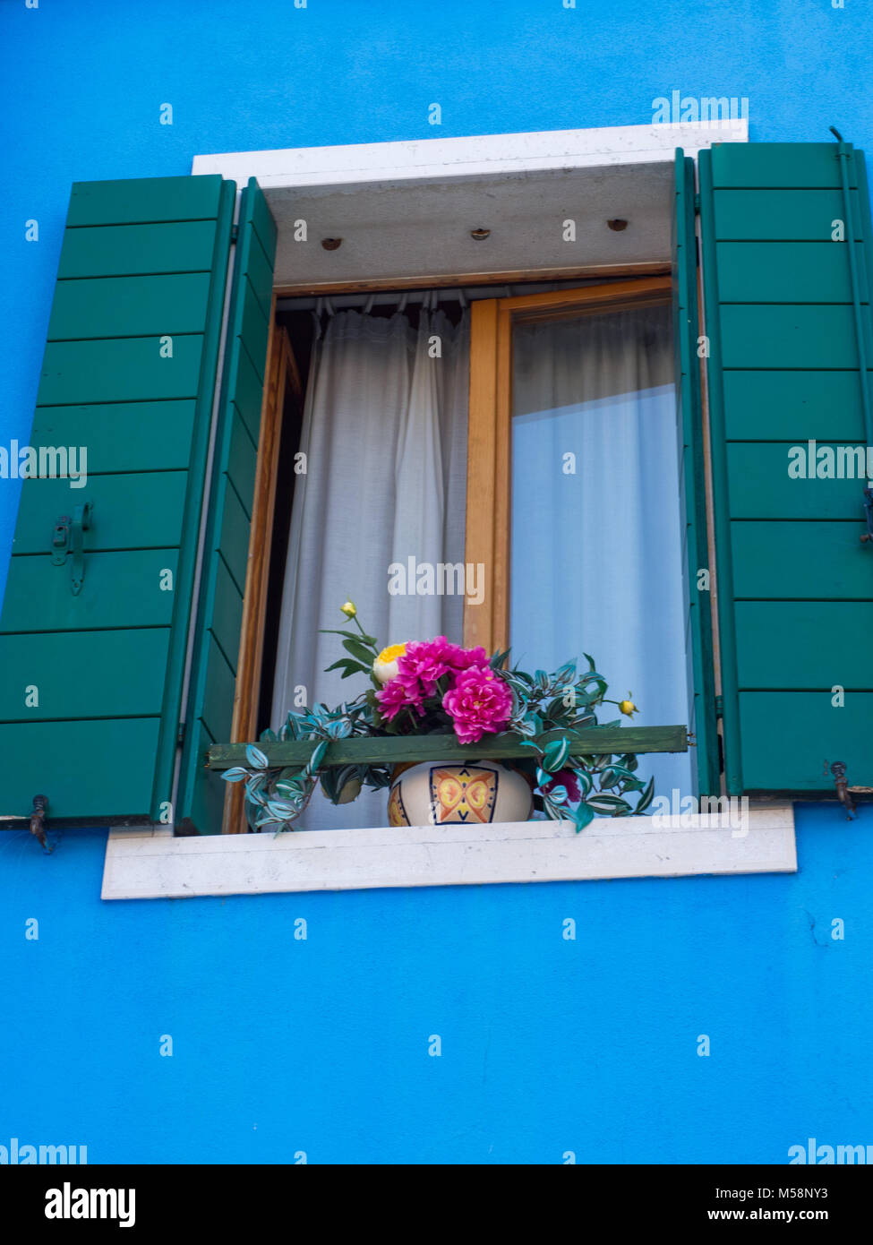 Windows italy shutters beautiful hi-res stock photography and images ...