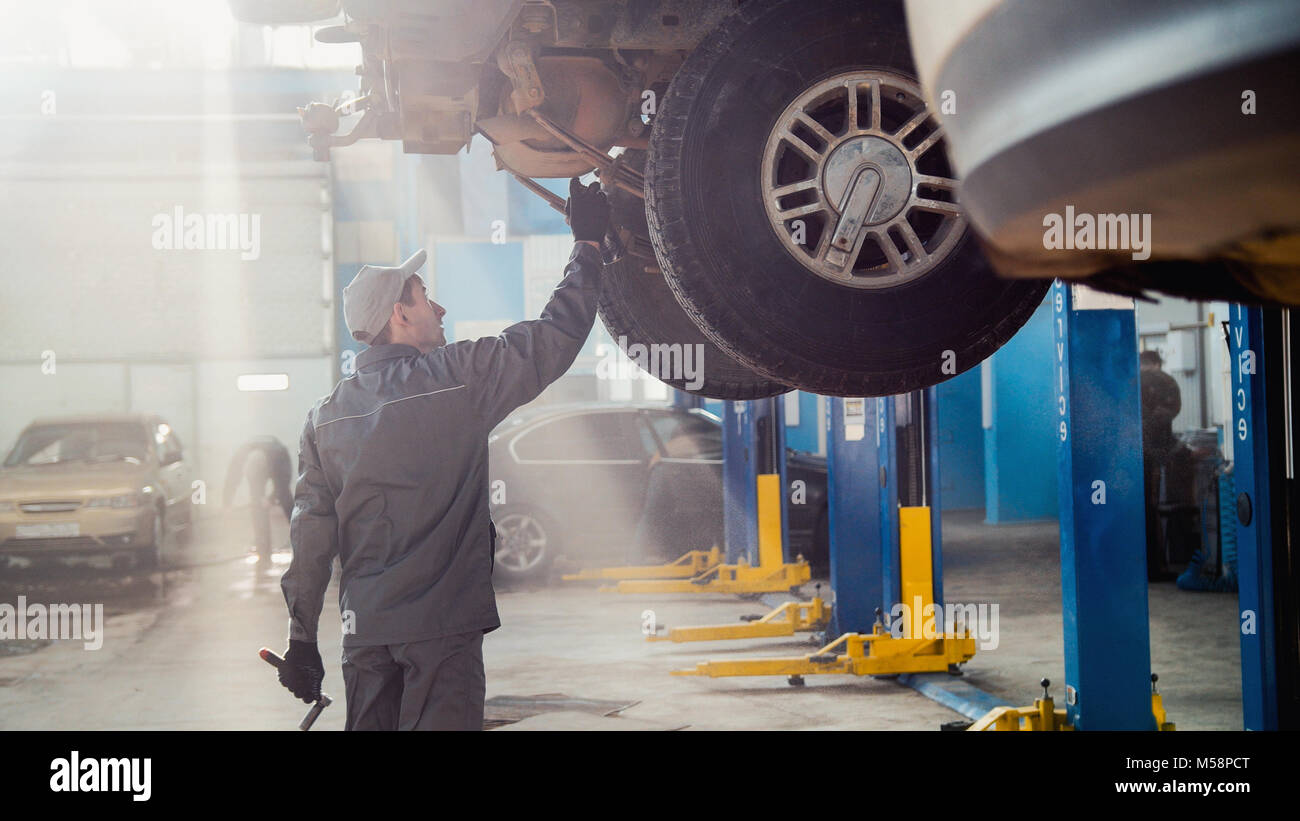 Engine Garage Workshop High Resolution Stock Photography and Images - Alamy