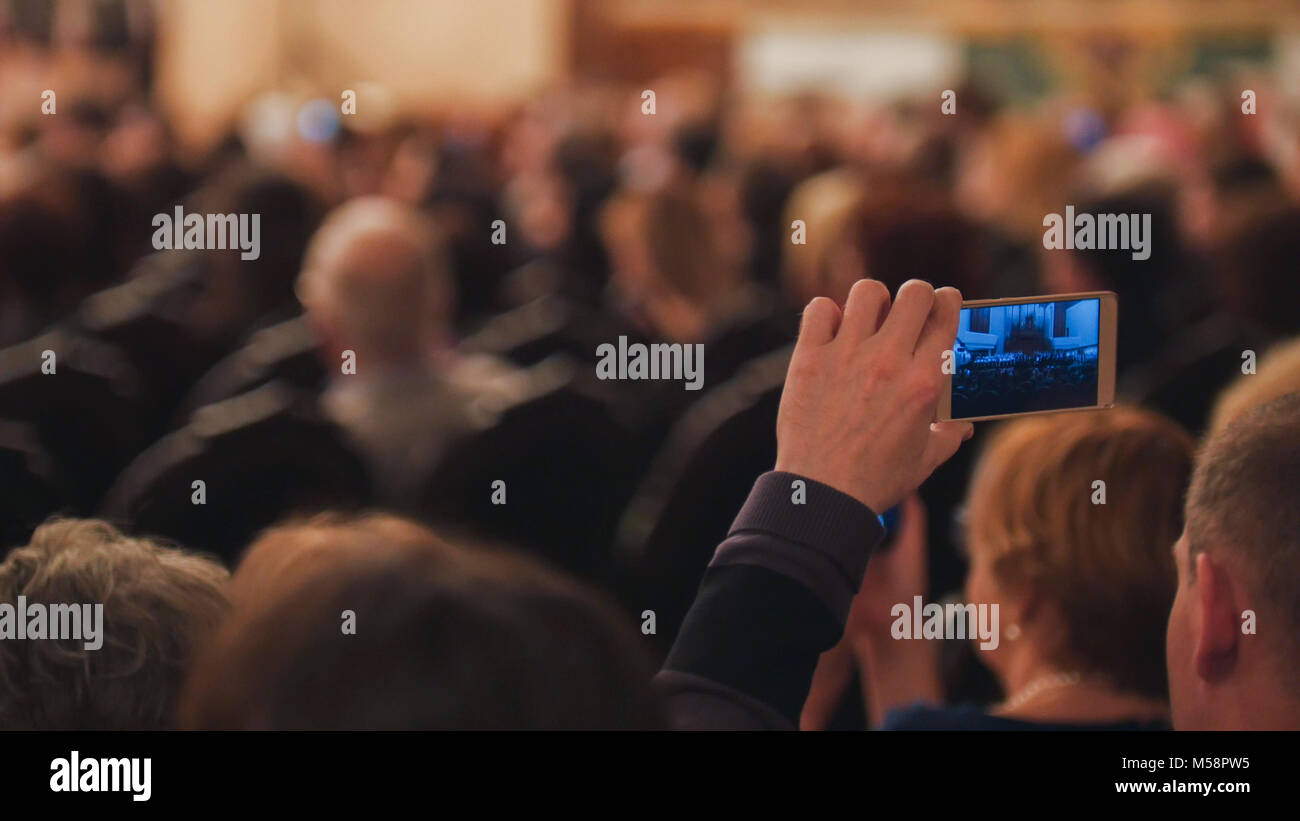 Shooting concert smartphone hi-res stock photography and images - Alamy