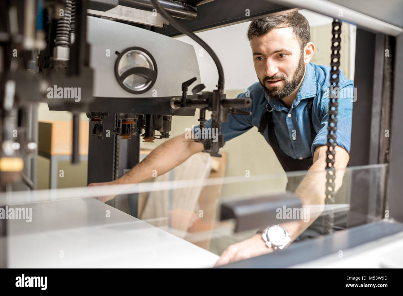 Newspaper worker printing press hi-res stock photography and images - Alamy