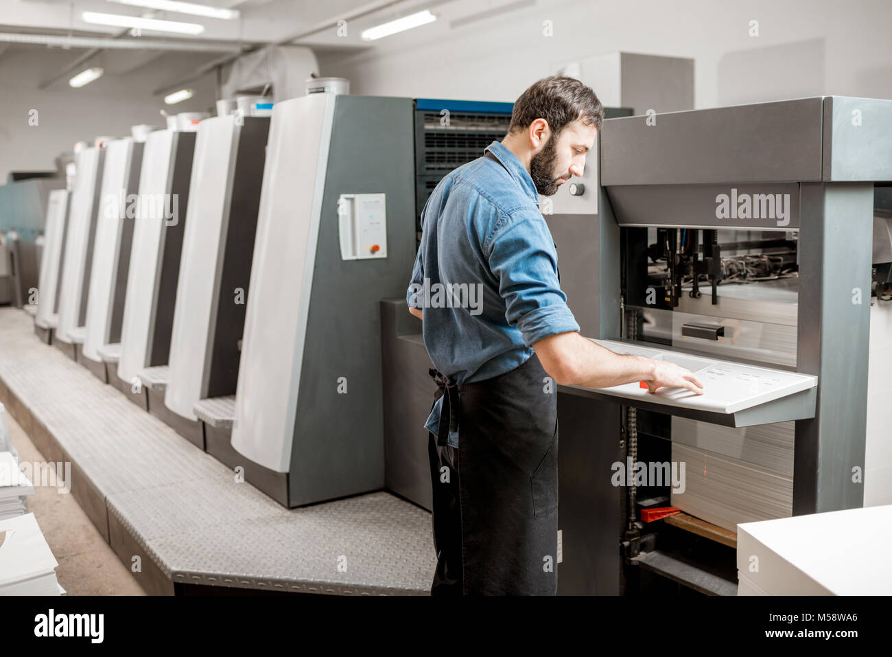 Machine Operator Printing Stock Photos & Machine Operator Printing ...