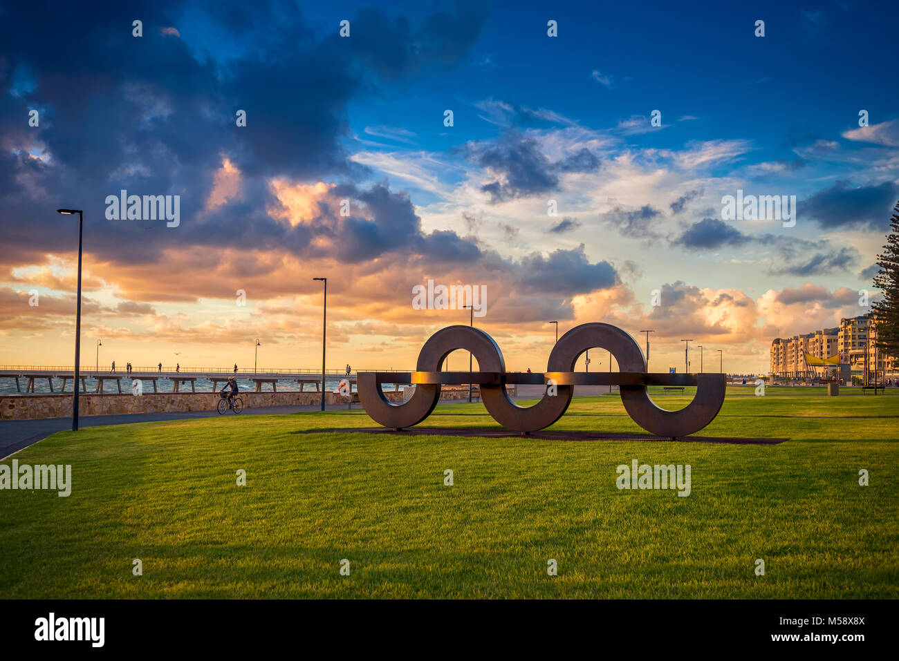 Wave shaped architecture hi-res stock photography and images - Alamy