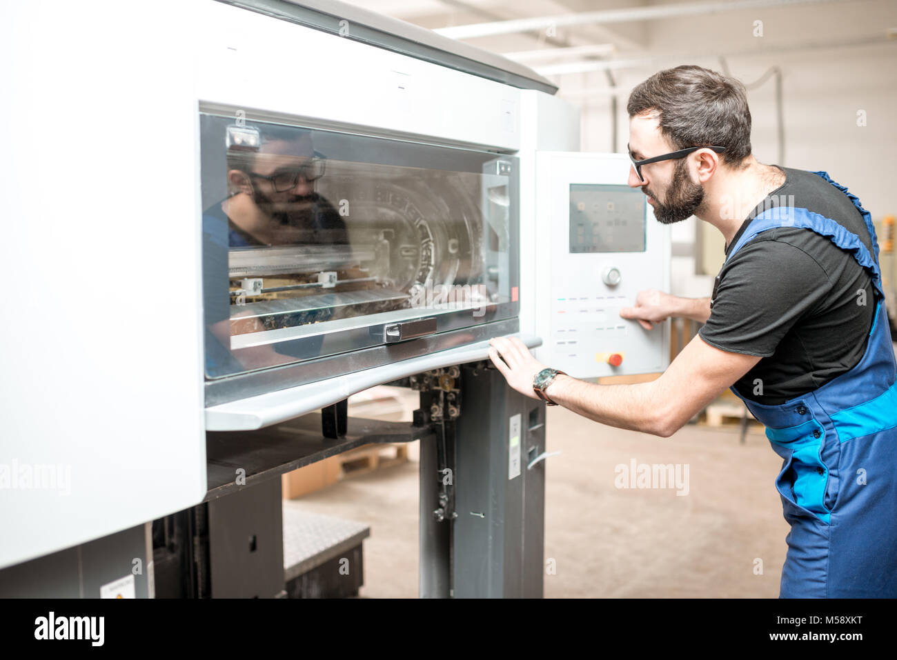 Machine Operator Printing Stock Photos & Machine Operator Printing ...