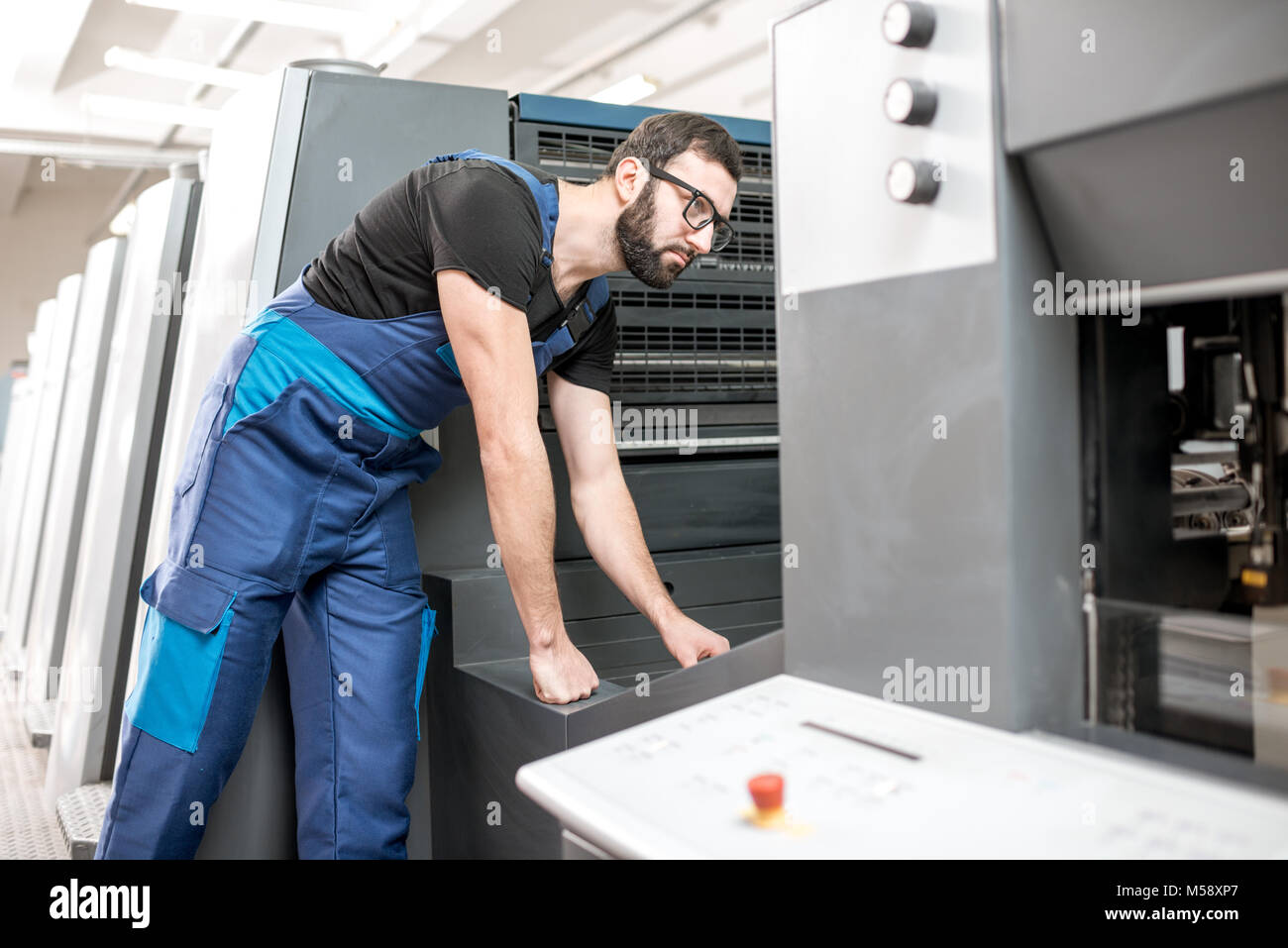 Machine Operator Printing Stock Photos & Machine Operator Printing ...