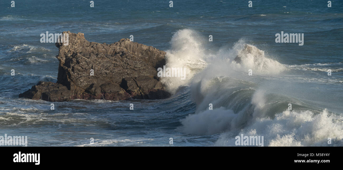 Big stone crashing waves hi-res stock photography and images - Alamy