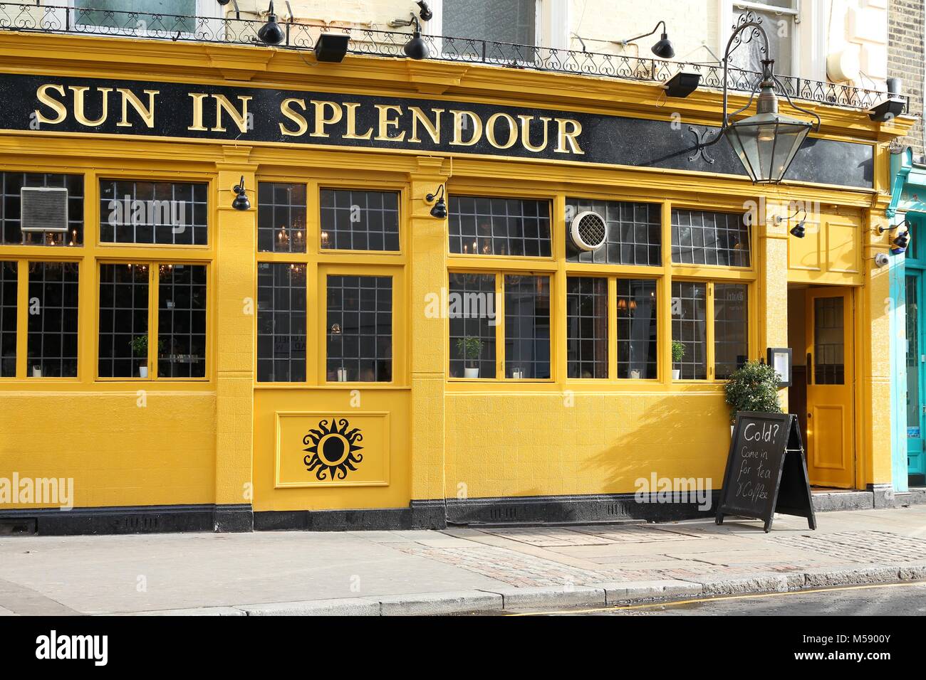 Pub windows hi-res stock photography and images - Alamy