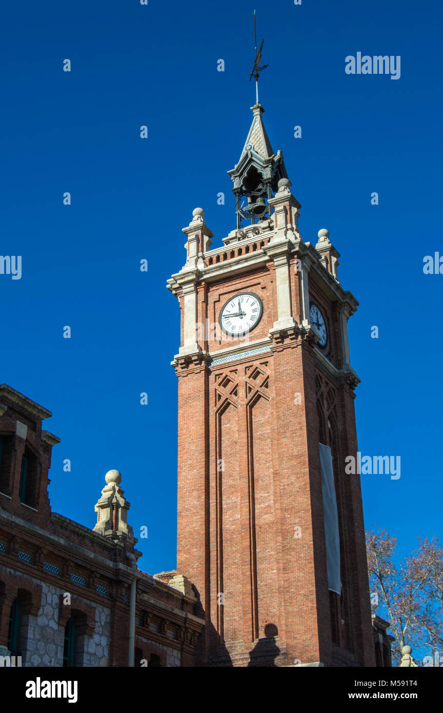 Brick clock hi-res stock photography and images - Alamy