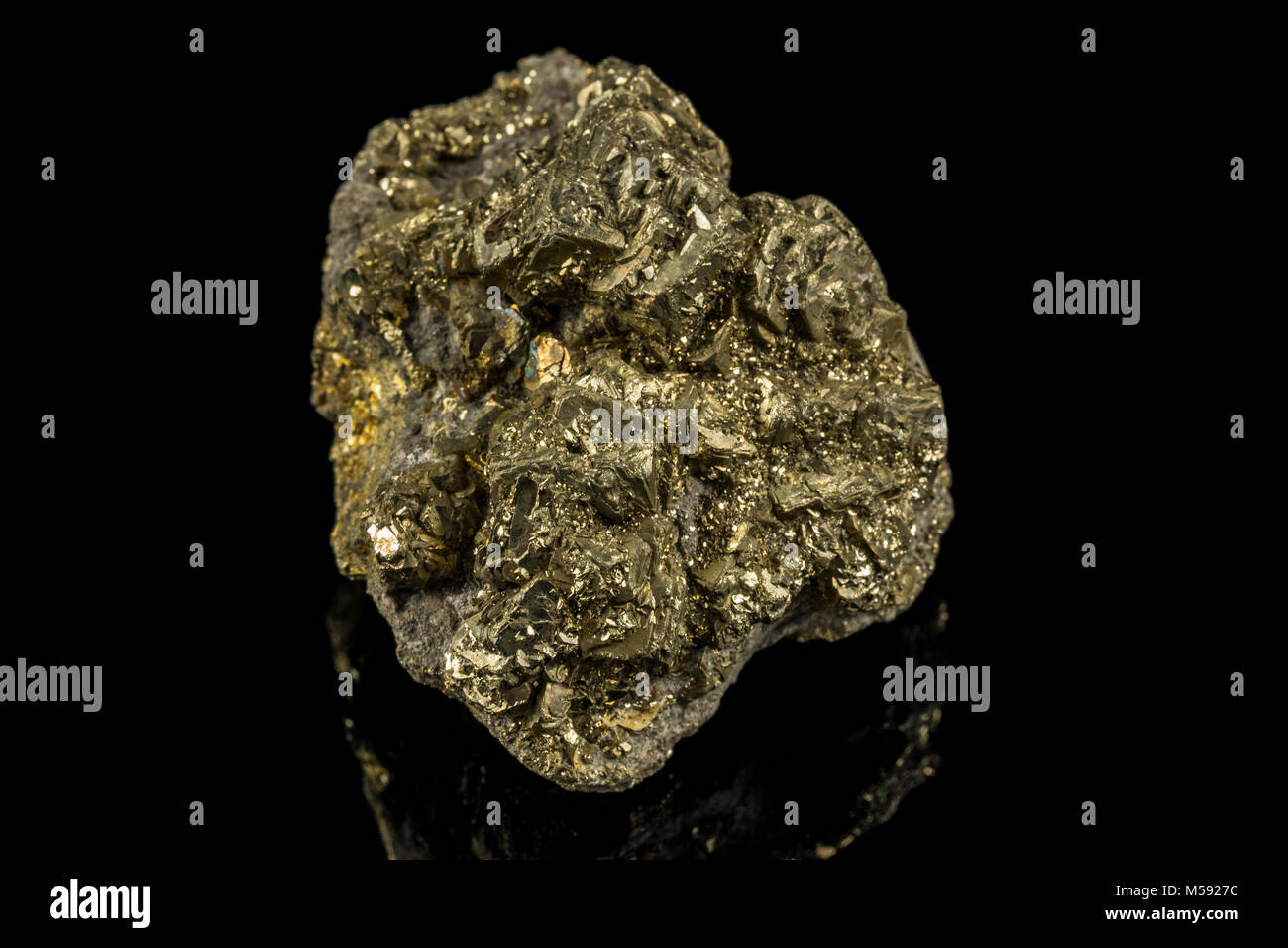 Shining gold and black background Stock Photo - Alamy