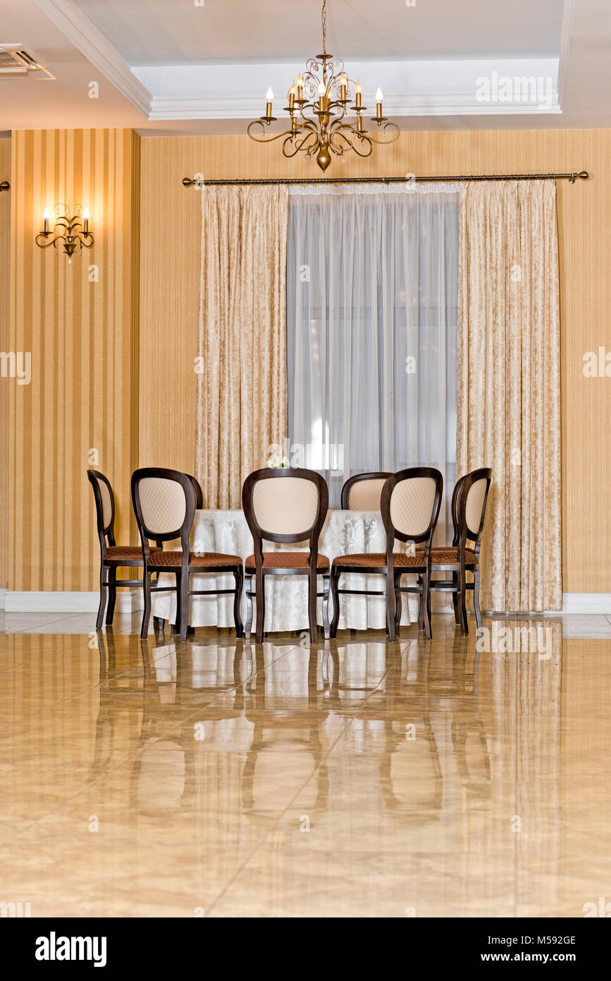Empty restaurant table Stock Photo - Alamy