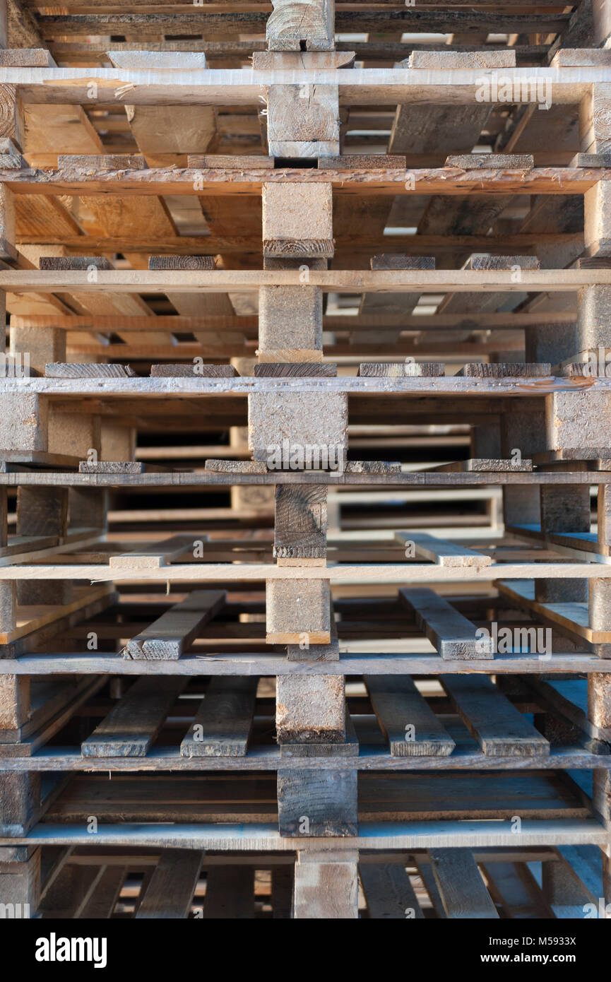 a wall of wood pallets stacked one above the other Stock Photo - Alamy