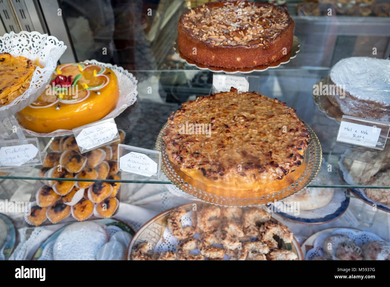 Bakery window display hi-res stock photography and images - Alamy