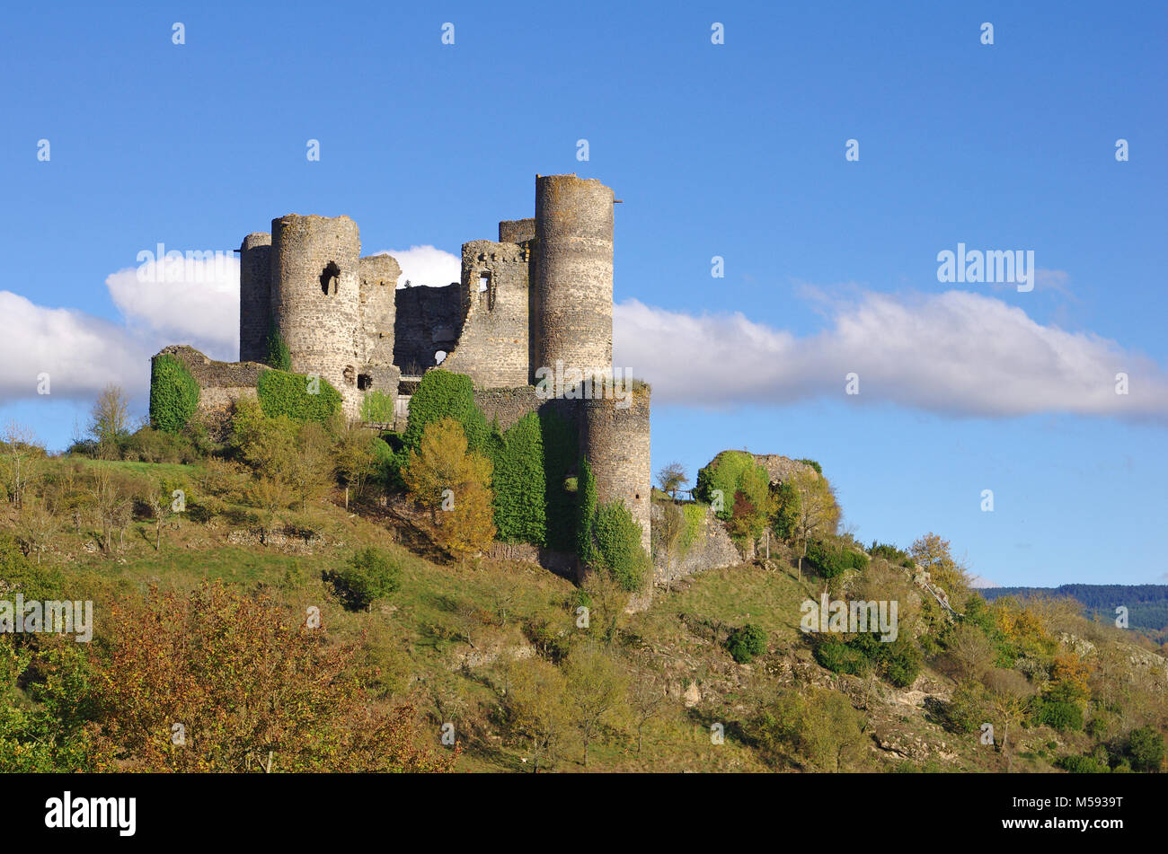 Ruined medieval english castle hi-res stock photography and images - Alamy