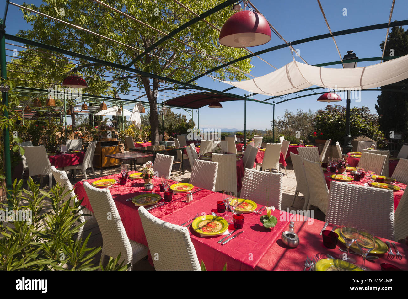 France, Cote d'Azur, Gassin, outdoor restaurant Stock Photo - Alamy