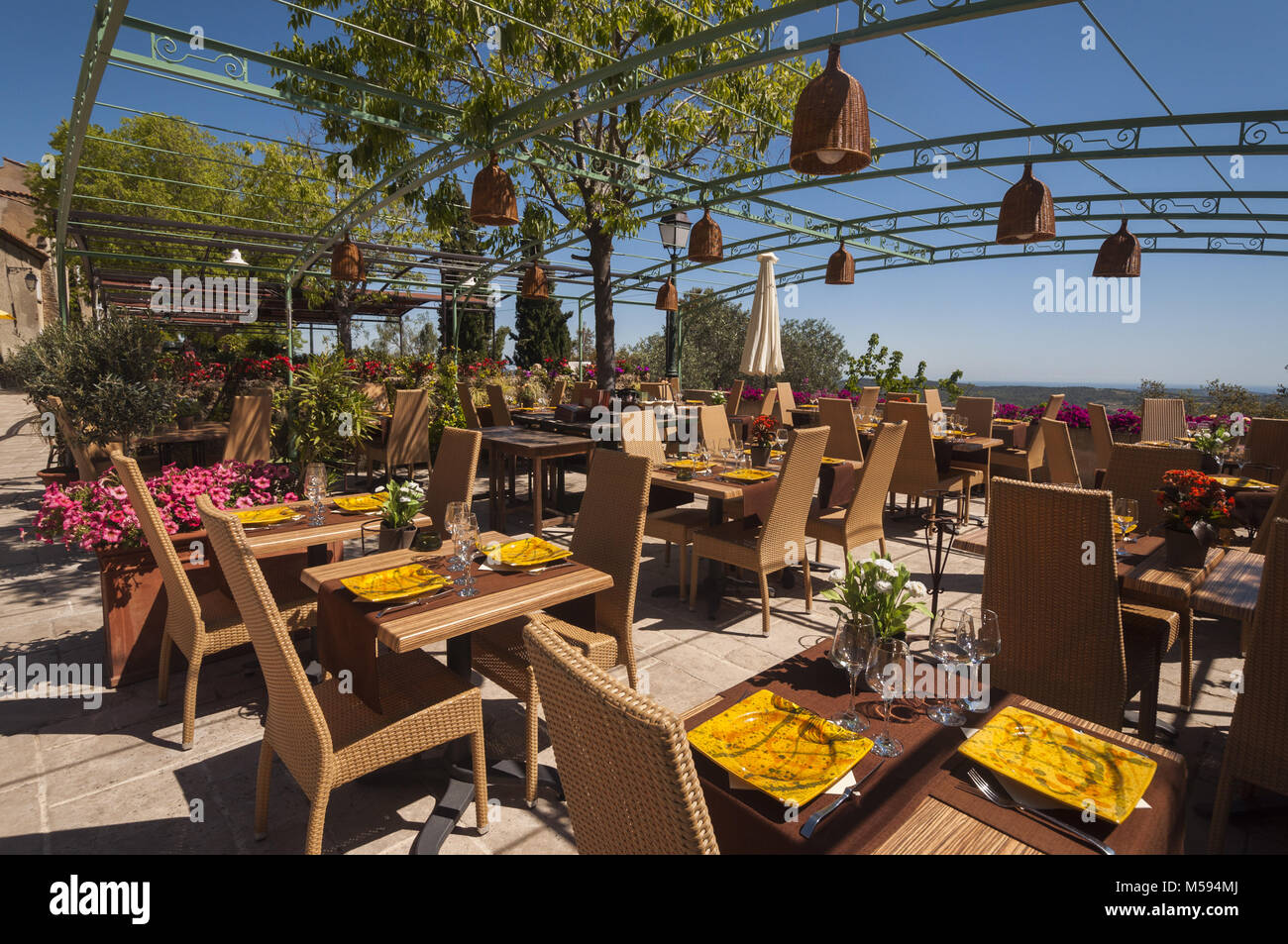 France, Cote d'Azur, Gassin, outdoor restaurant Stock Photo - Alamy