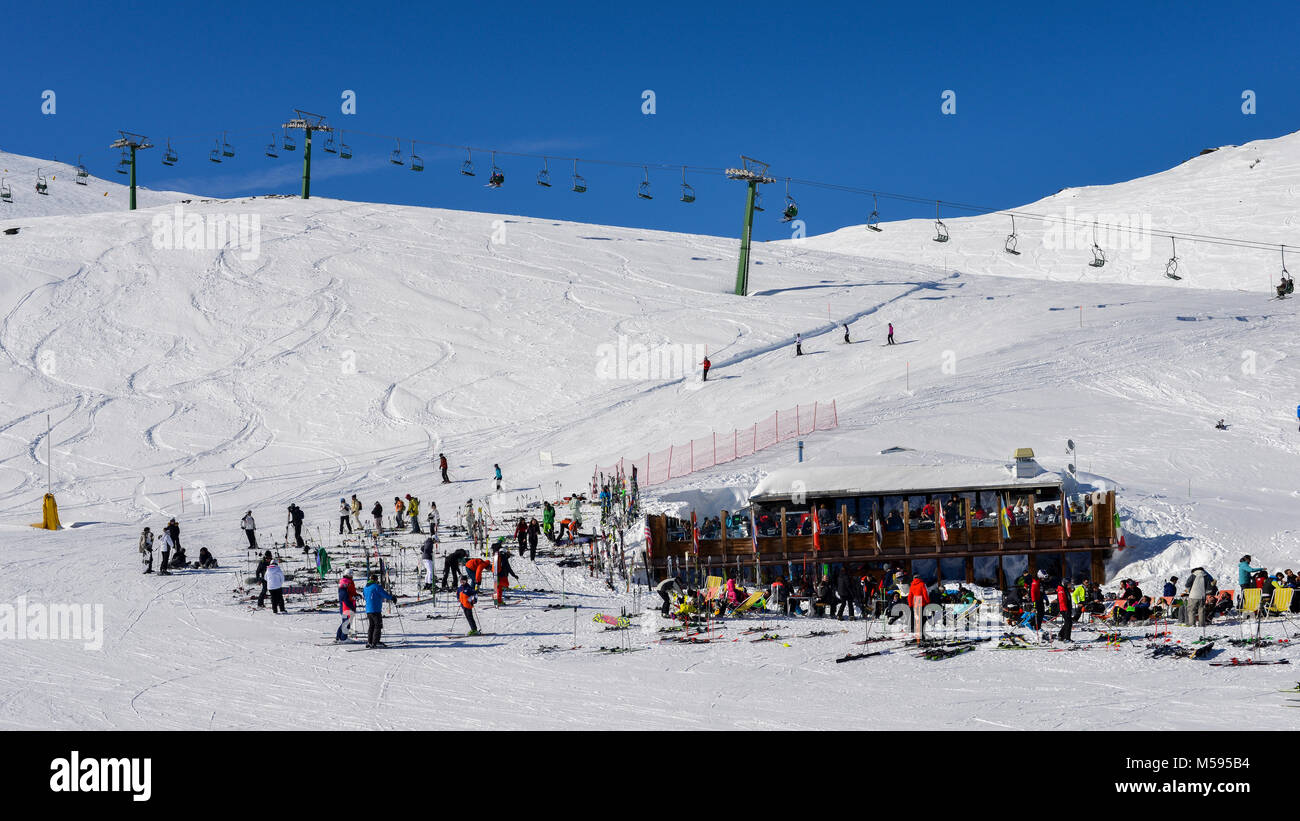 Crowded ski slope hi-res stock photography and images - Alamy