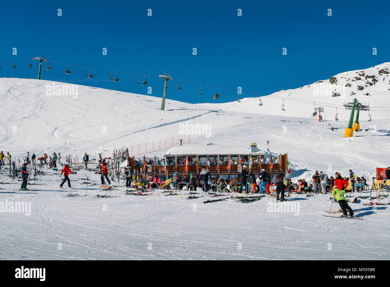 Crowded ski slope hi-res stock photography and images - Alamy