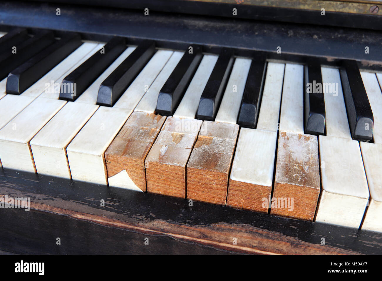 Broken piano keyboard hi-res stock photography and images - Alamy
