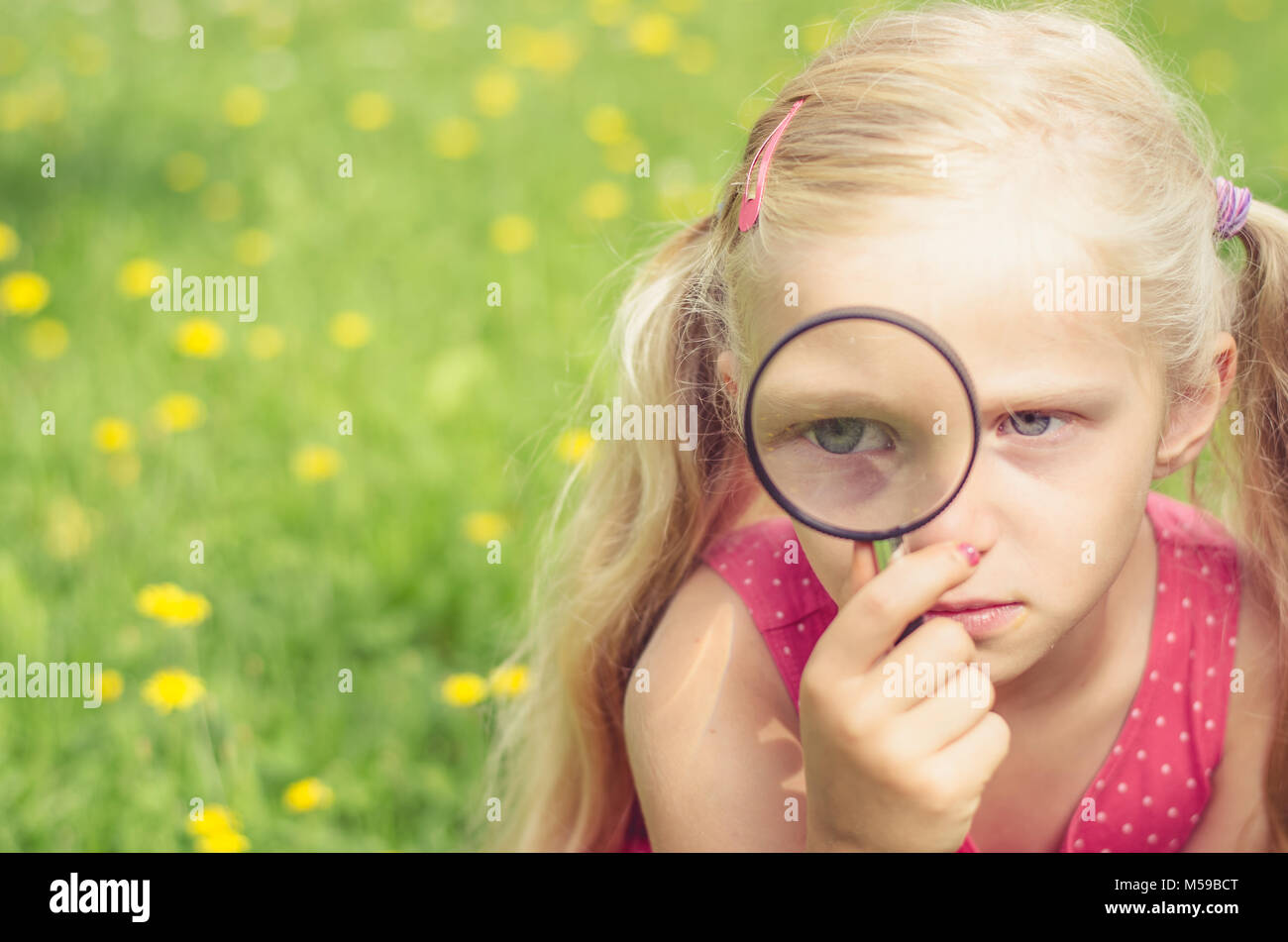 Kid holding magnifying glass hi-res stock photography and images - Alamy