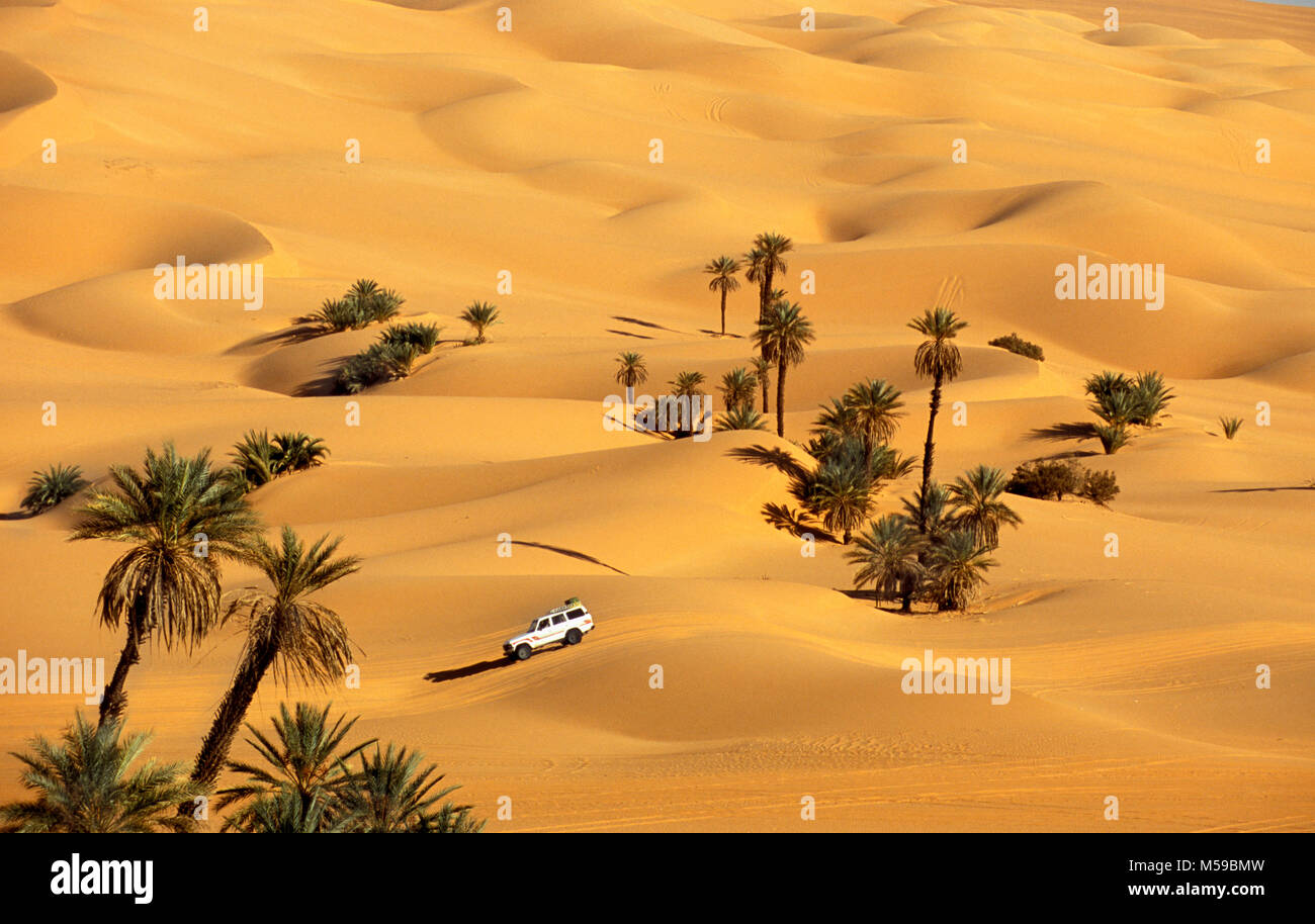 Libya ubari desert people 4x4 hi-res stock photography and images - Alamy