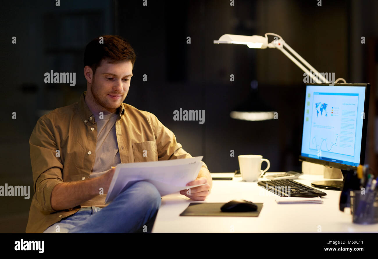 Businessman papers hi-res stock photography and images - Alamy