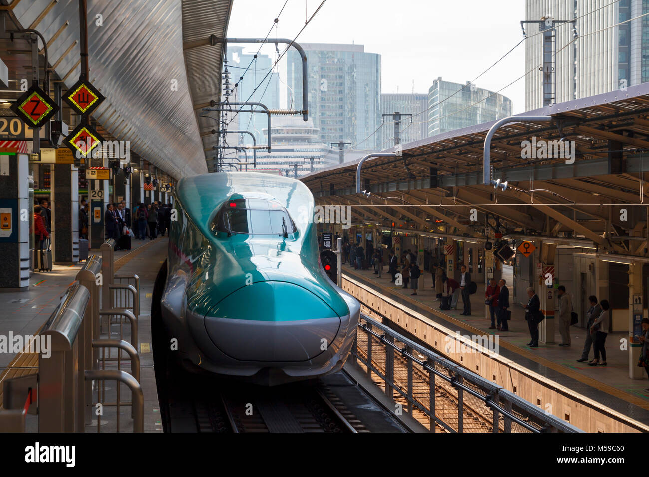 People waiting in the shinkansen station in Tokyo, a very fast bullet ...