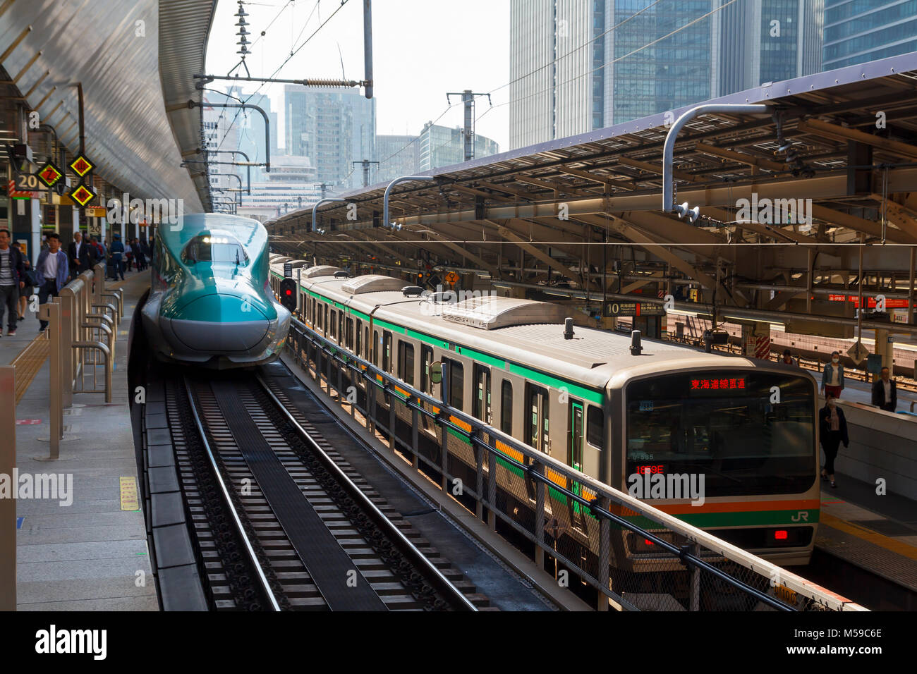 People waiting in the shinkansen station in Tokyo, a very fast bullet ...