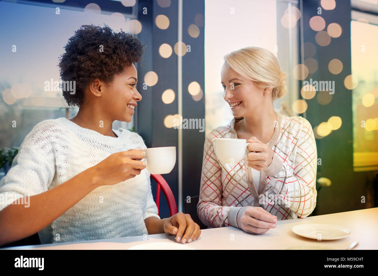 Women coffee tea group hi-res stock photography and images - Alamy