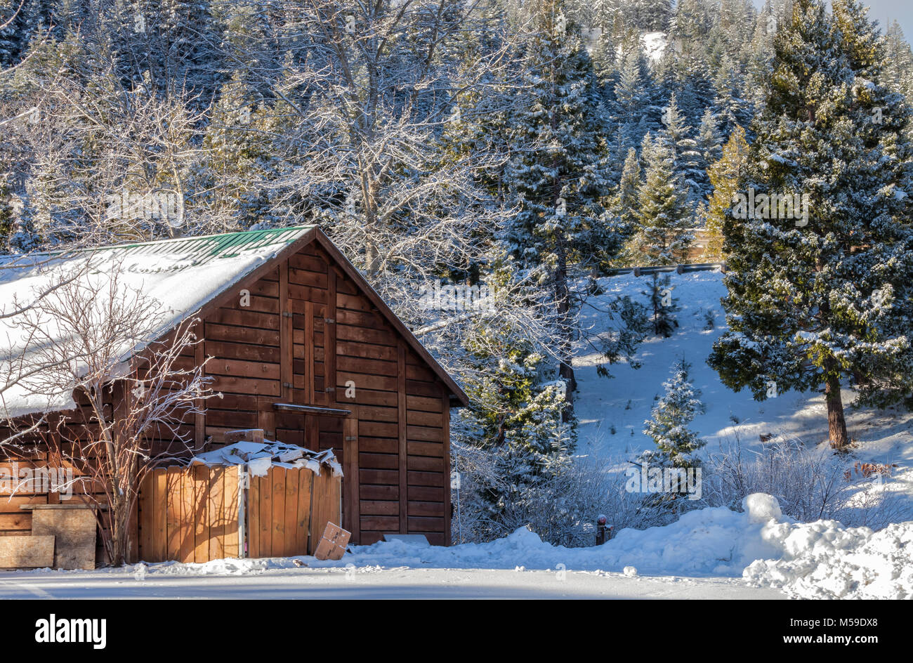 House winter snowing log cabin hi-res stock photography and images - Alamy