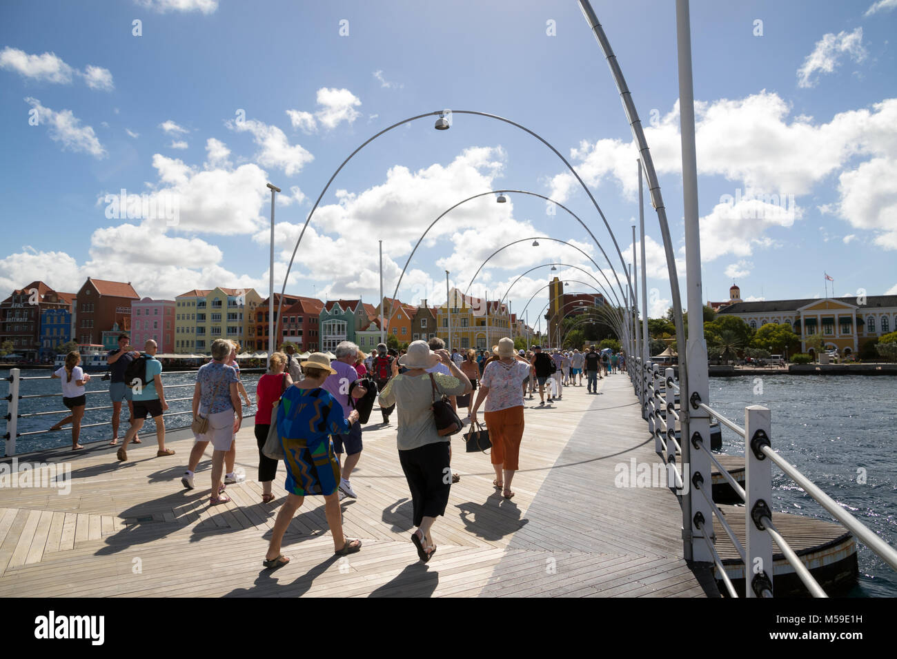The floating Queen Emma Bridge in Willemstad, Curacao Stock Photo - Alamy