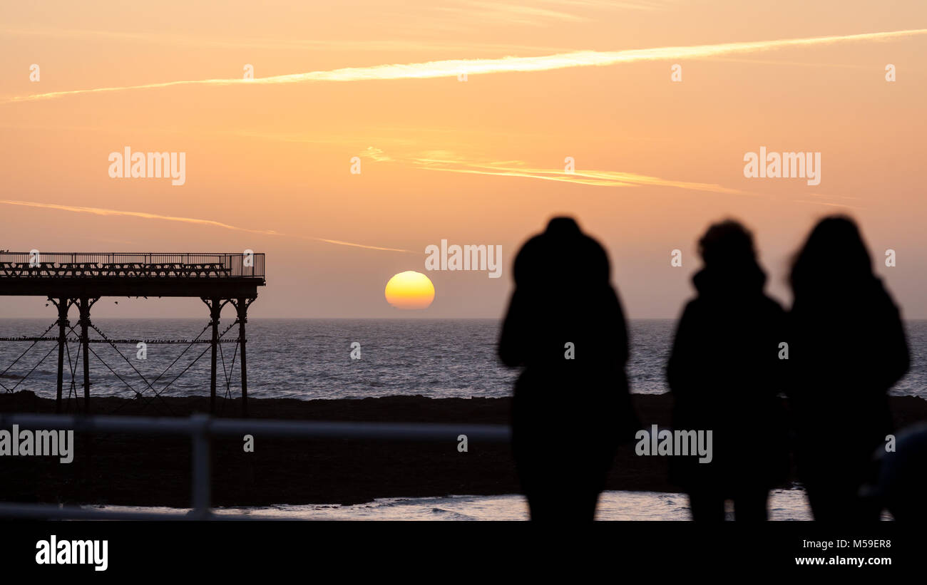 People watching sun go hi-res stock photography and images - Alamy