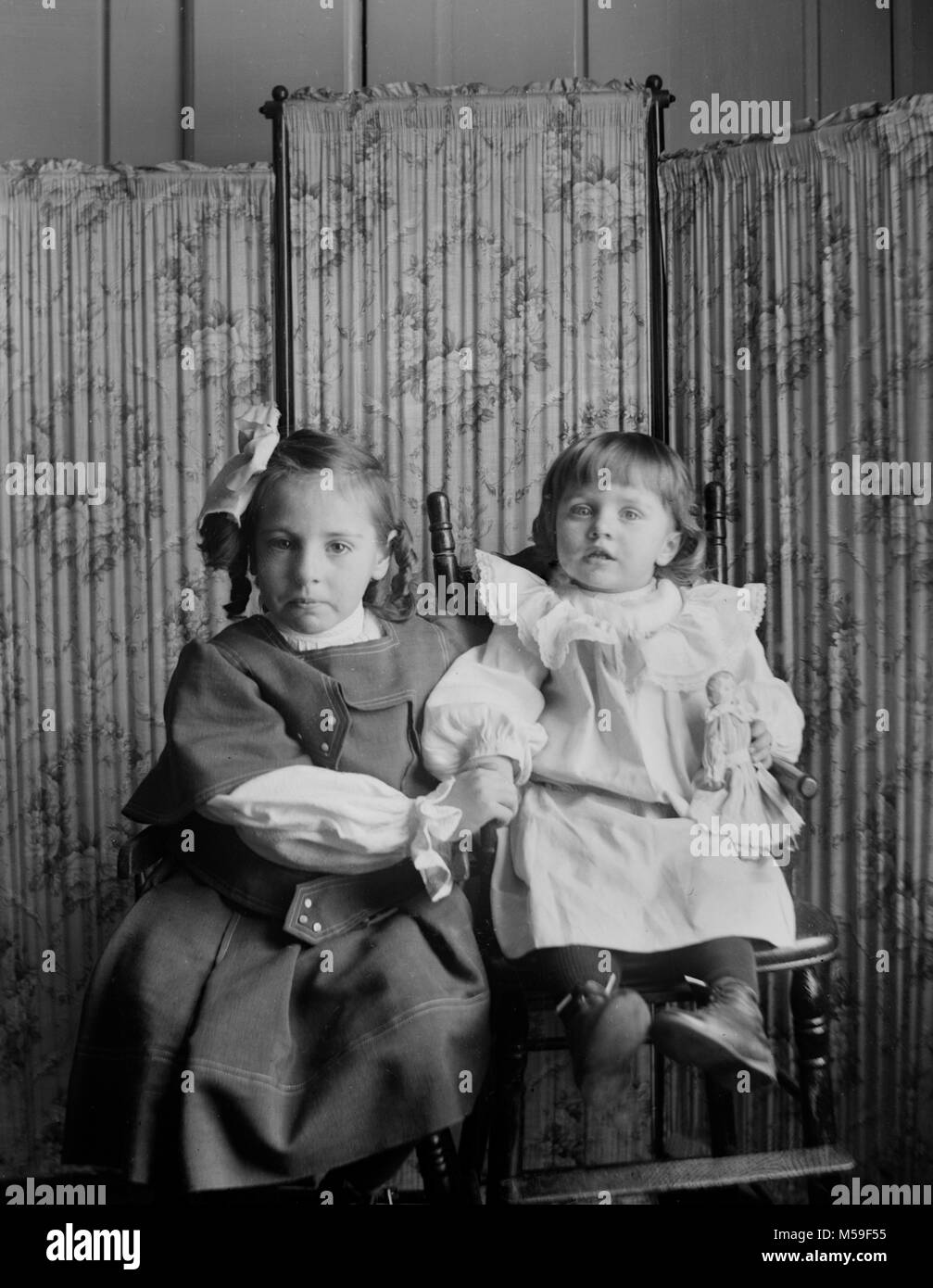 Sisters sit together for a portrait, ca. 1900 Stock Photo - Alamy