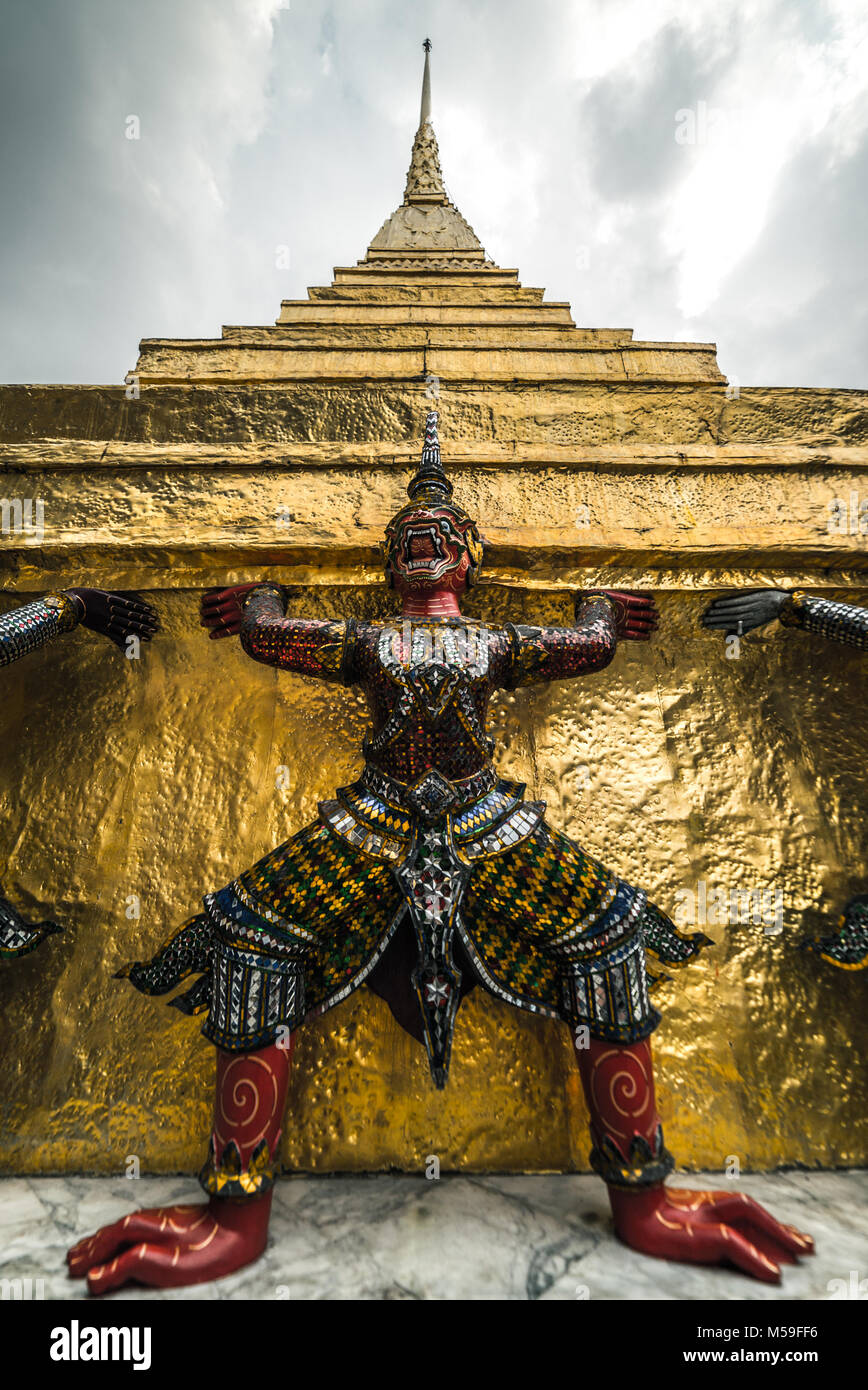 Golden statue monkey temple hi-res stock photography and images - Alamy