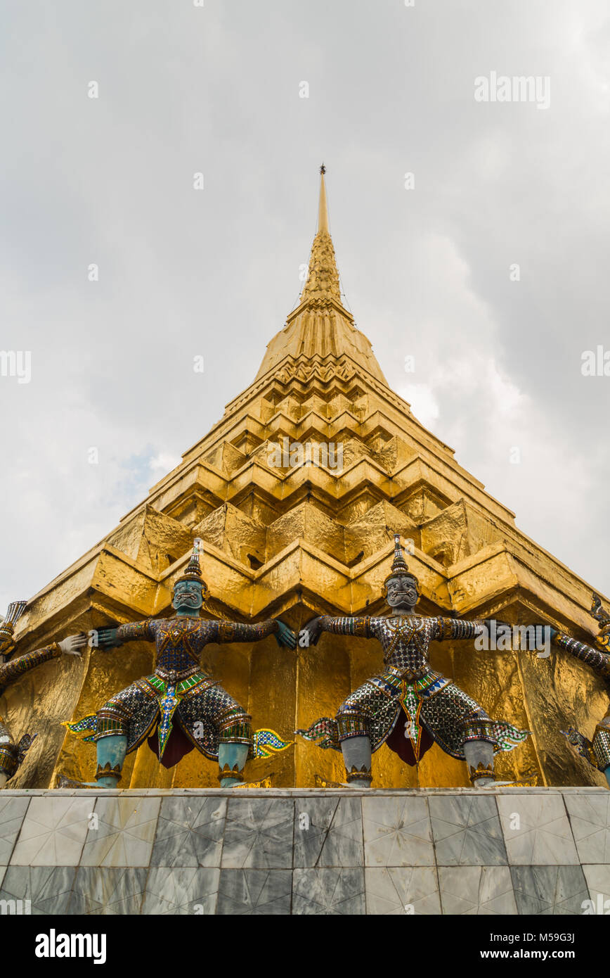 Statue of monkey-demons at the Grand Palace in Bangkok Stock Photo - Alamy