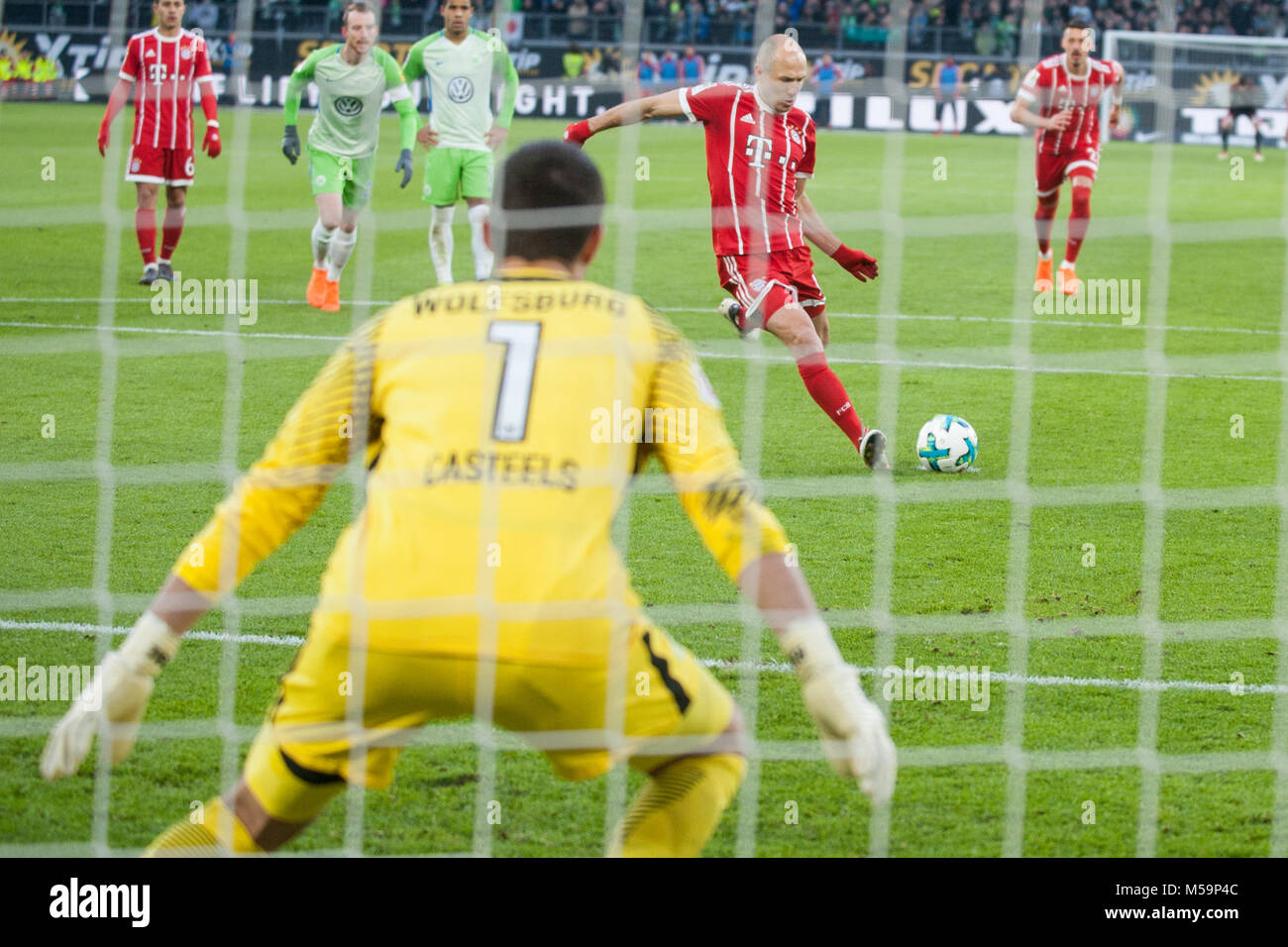 Wolfsburg, Deutschland. 17th Feb, 2018. Arjen ROBBEN (M) schiesst einen ...