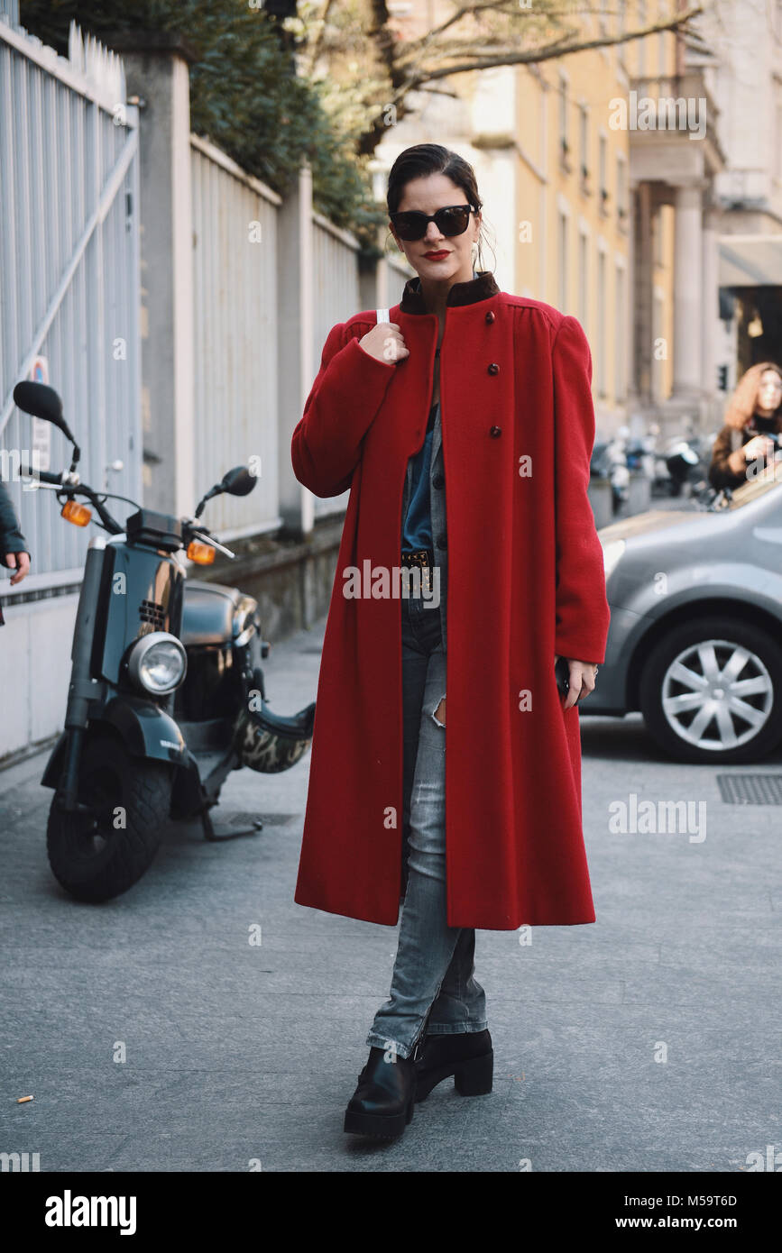 Milan, Italy. 21st Feb, 2018. Fashion girl posing to photographers ...