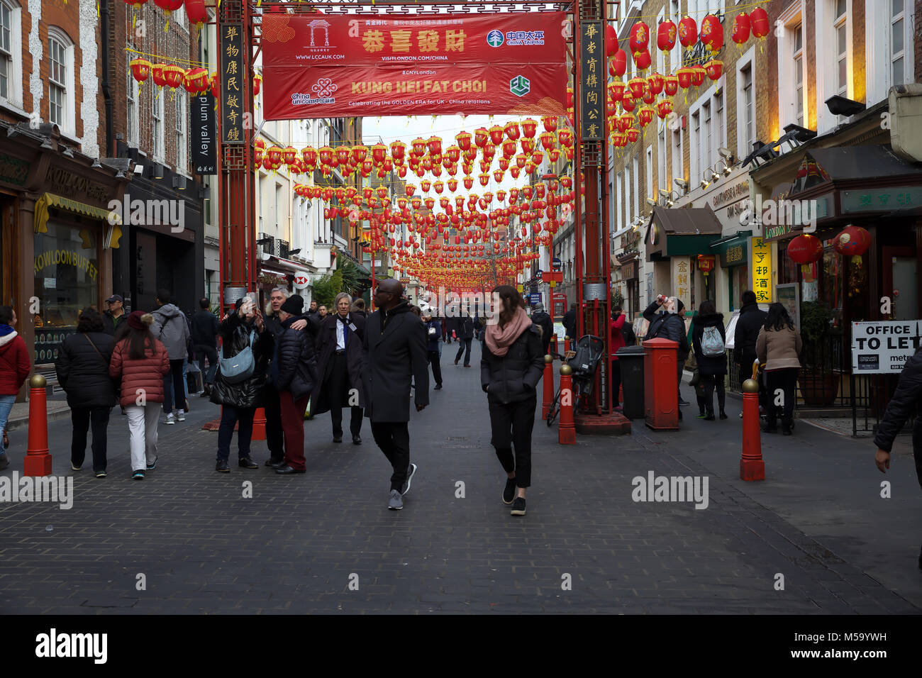 London, UK. 21st Feb, 2018. Dull and overcast day in London as people ...