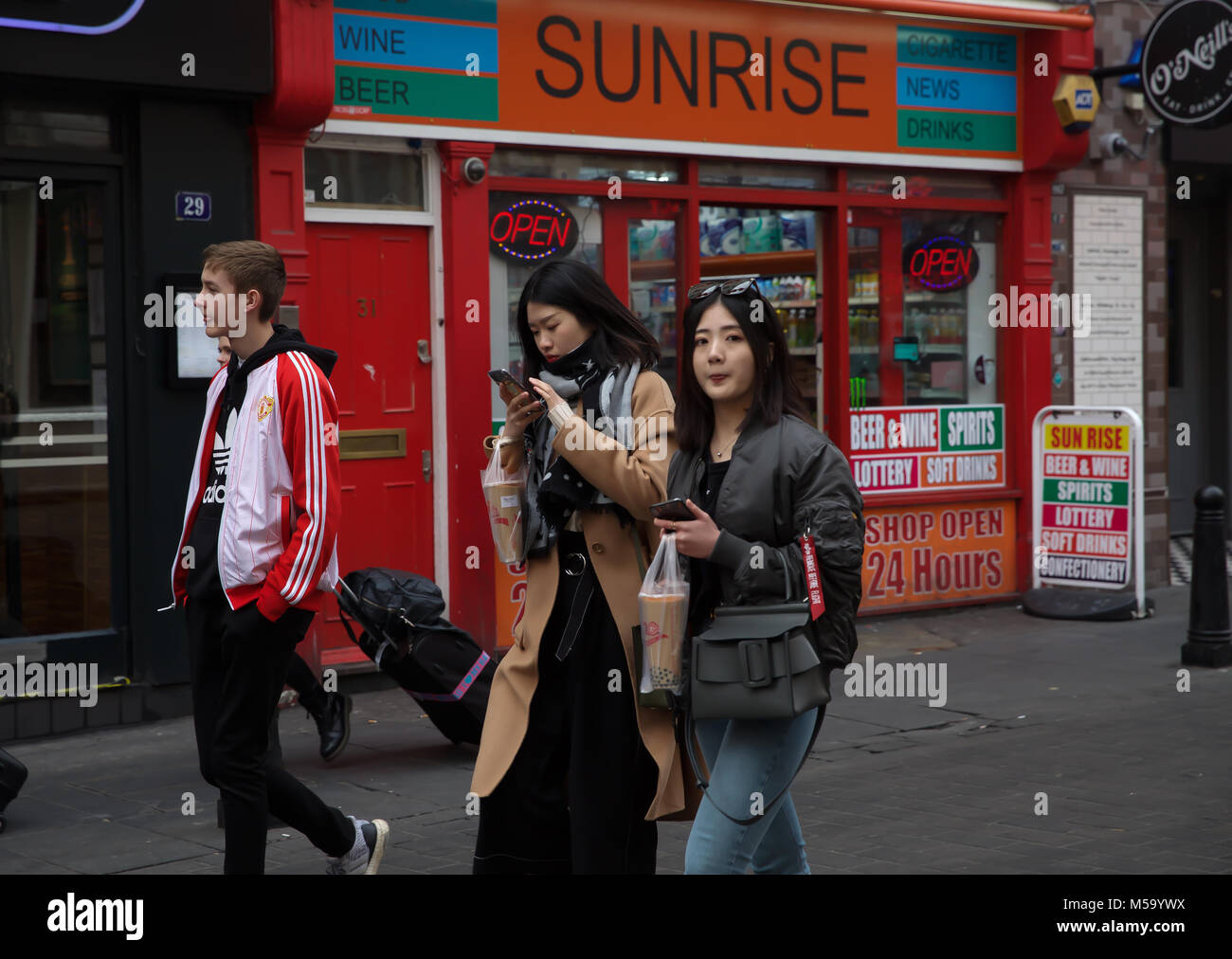London, UK. 21st Feb, 2018. Dull and overcast day in London as people ...