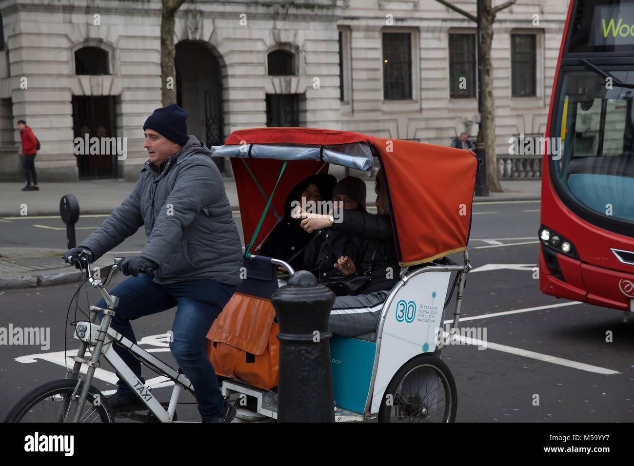 London, UK. 21st Feb, 2018. Dull and overcast day in London as people ...